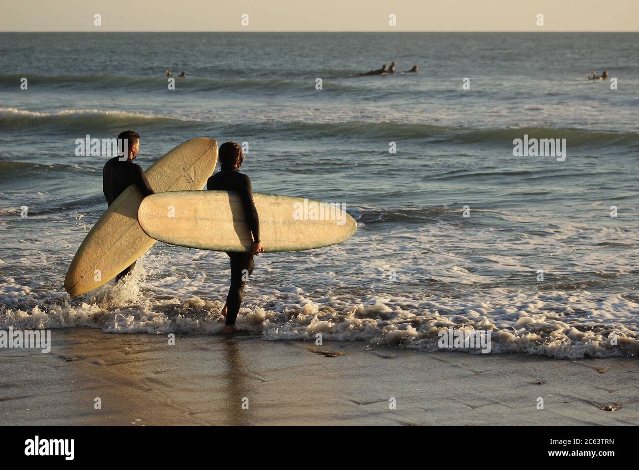 Boy and girl surfers hi-res stock photography and images - Alamy