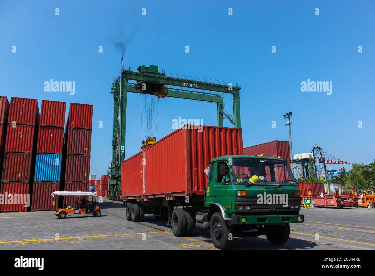 Loading and unloading shipping containers in an export import and ...