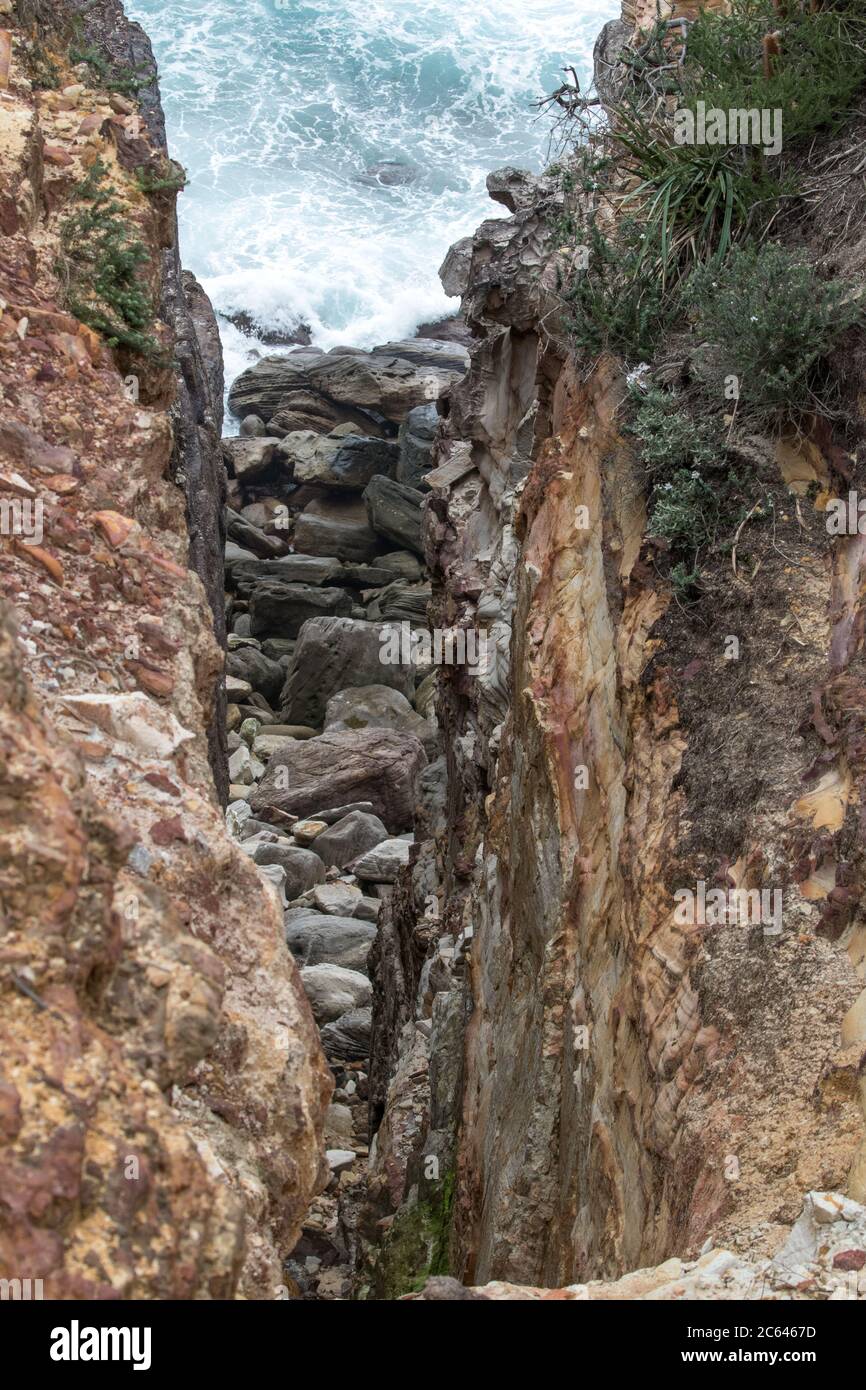 Volcanic Dyke visible in the Royal National Park, Sydney Australia ...