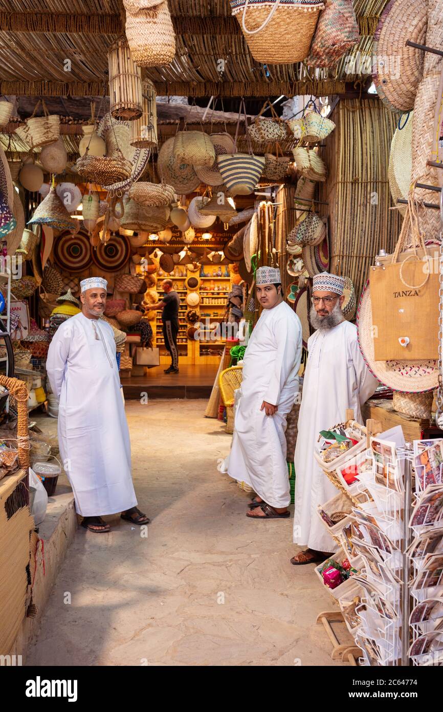 Omani men in traditional clothing hi-res stock photography and images ...