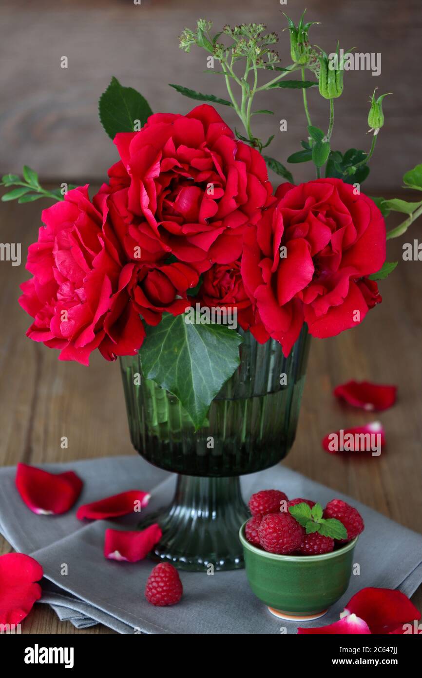 Bouquet red roses table hi-res stock photography and images - Alamy