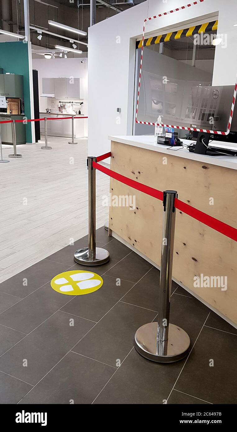 6 feet distance sign hi-res stock photography and images - Alamy