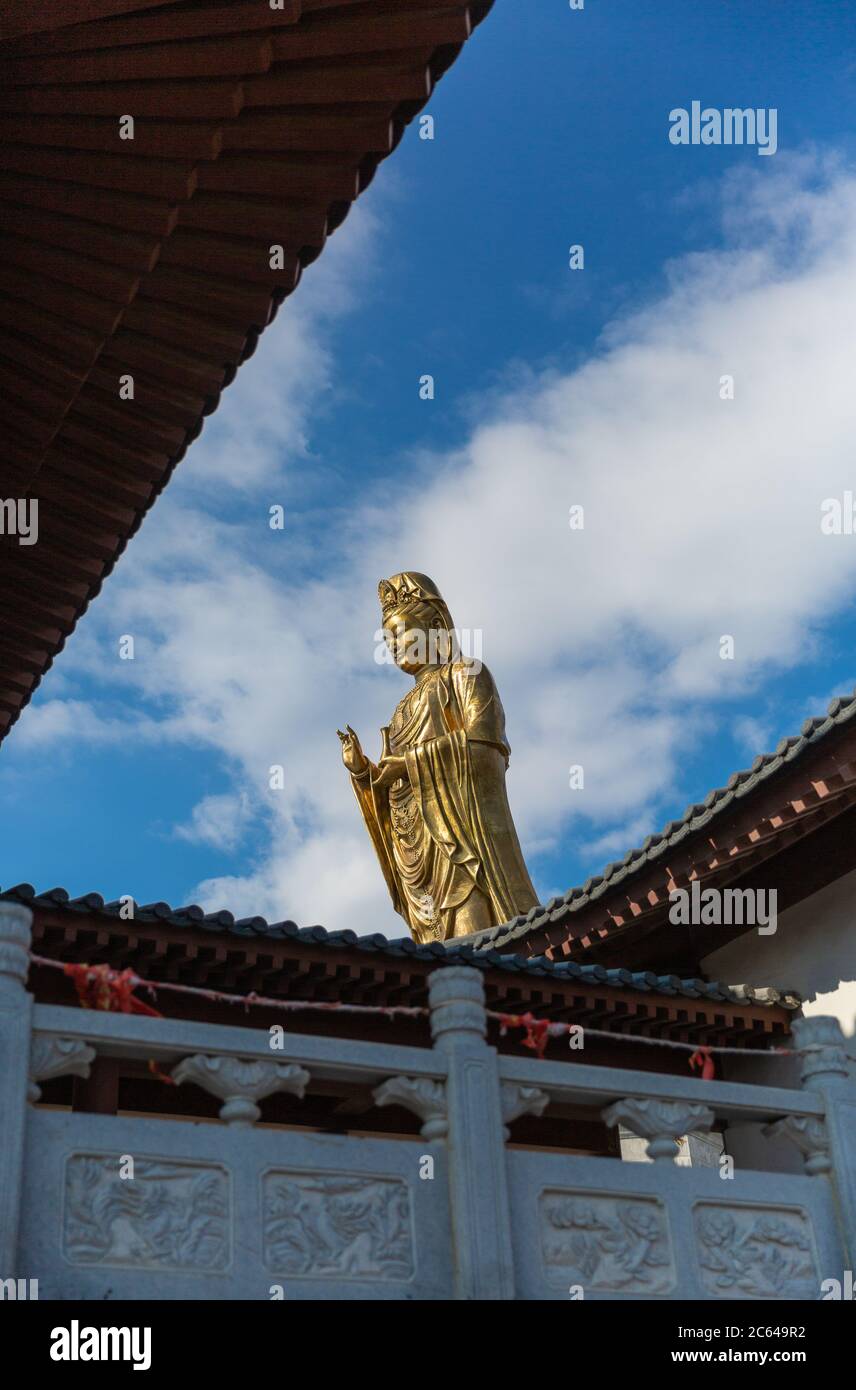 Golden chinese buddha statue hi-res stock photography and images - Alamy