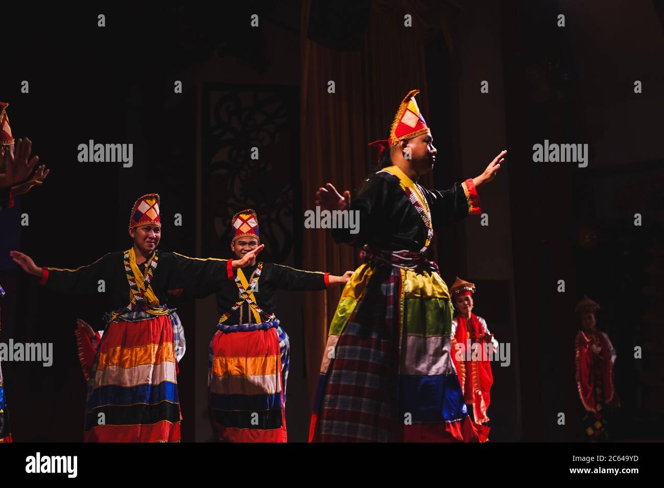 A Sarawakian Traditional dance by Sarawakian people in Sarawak Cultural ...