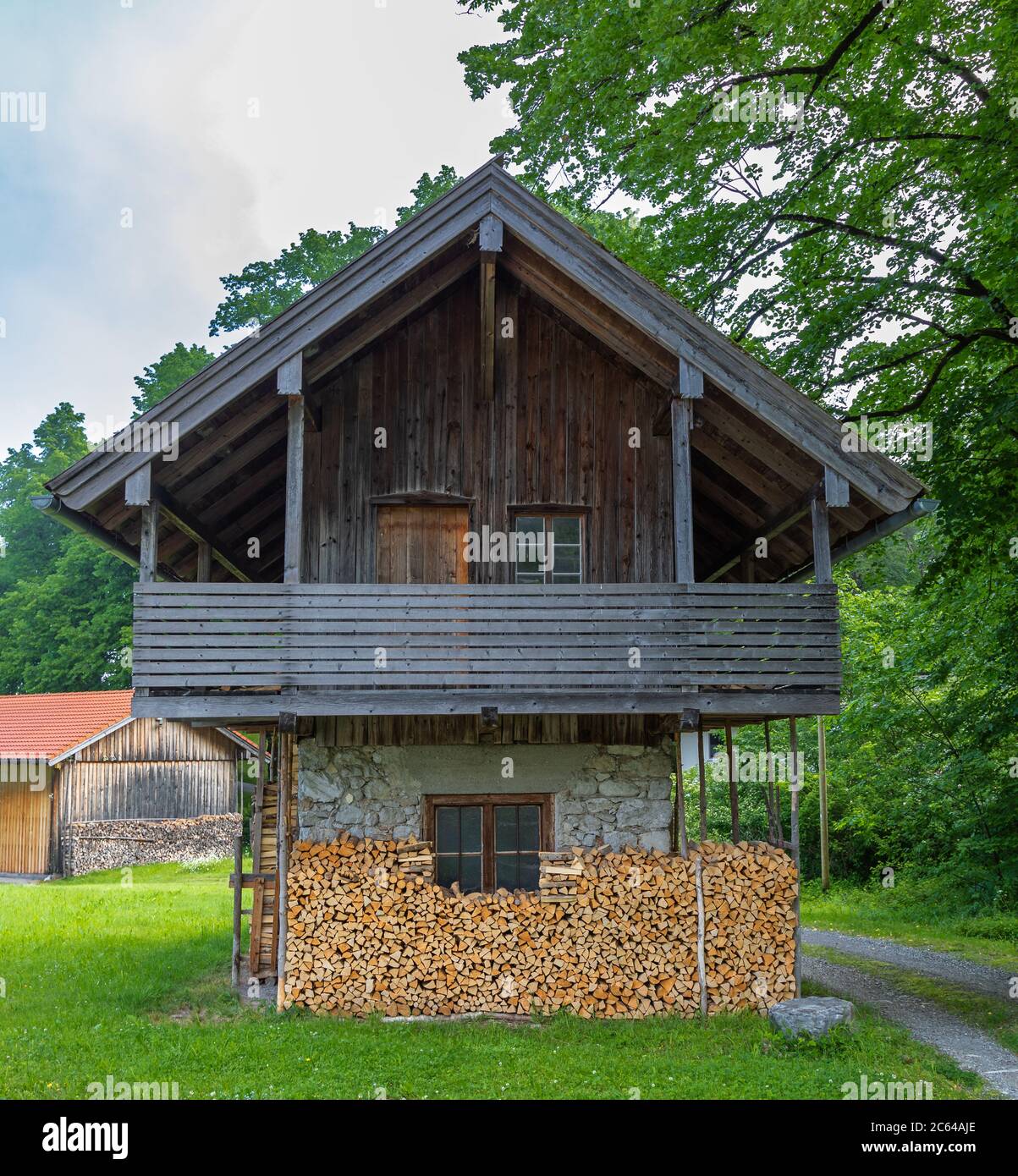 Firewood house hi-res stock photography and images - Alamy