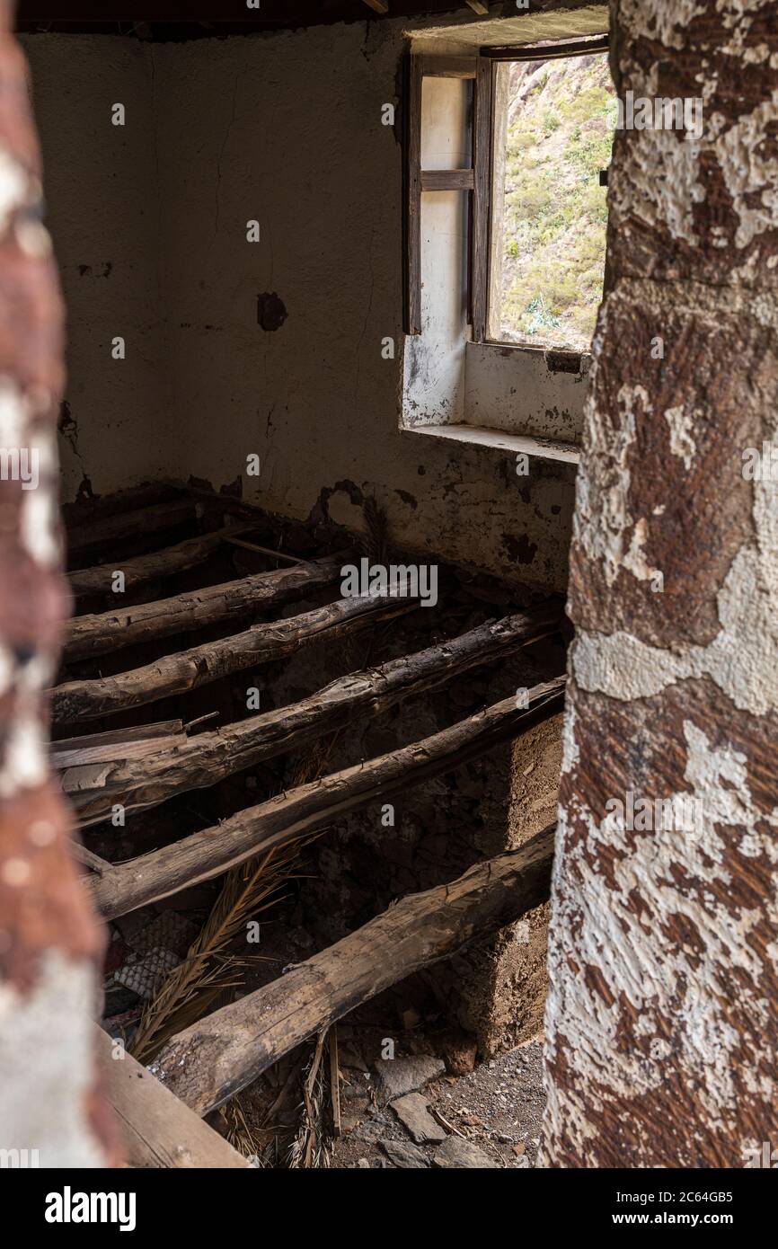 Falling down house hi-res stock photography and images - Alamy