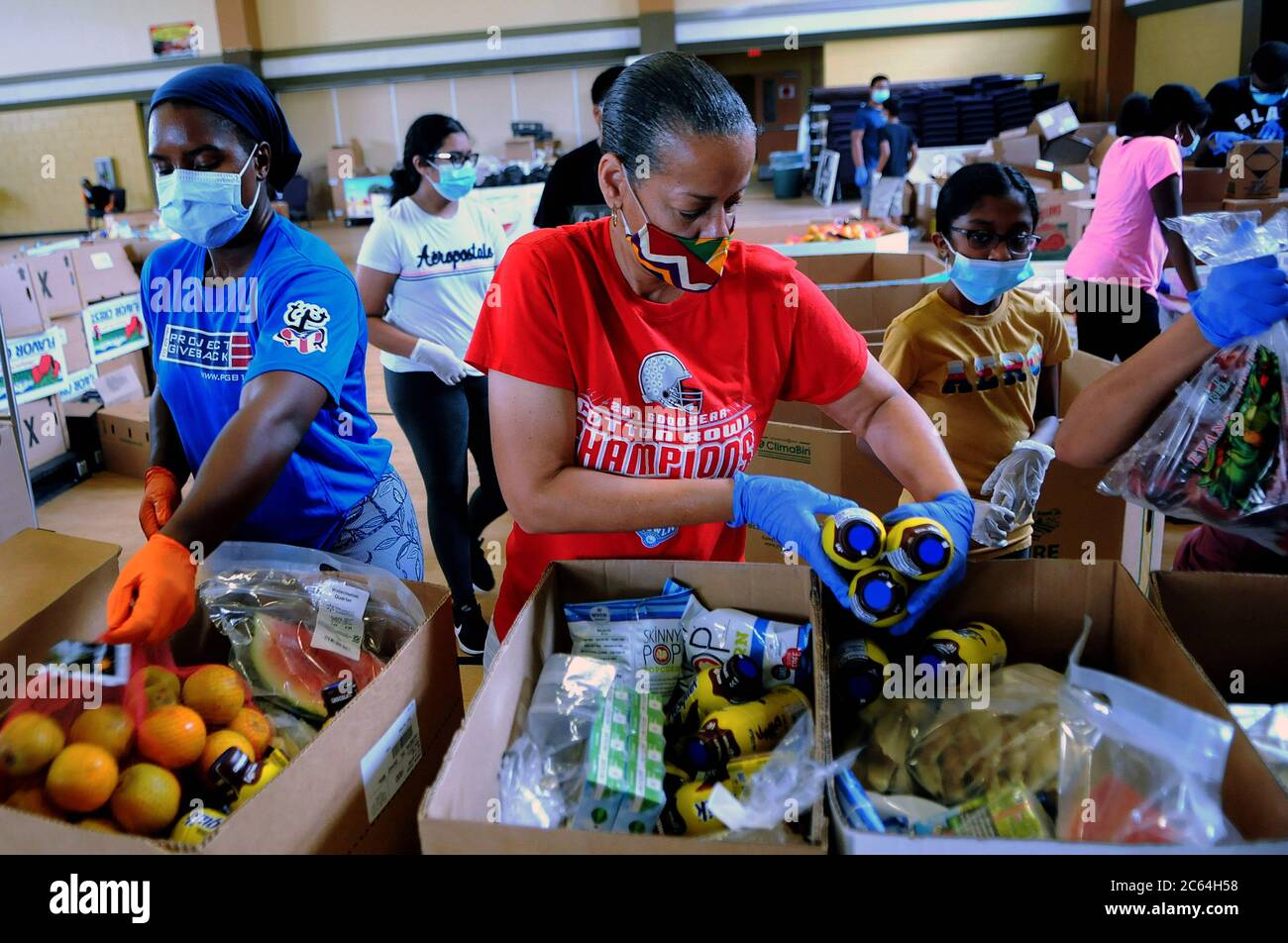 Volunteers food charity united states hi-res stock photography and ...