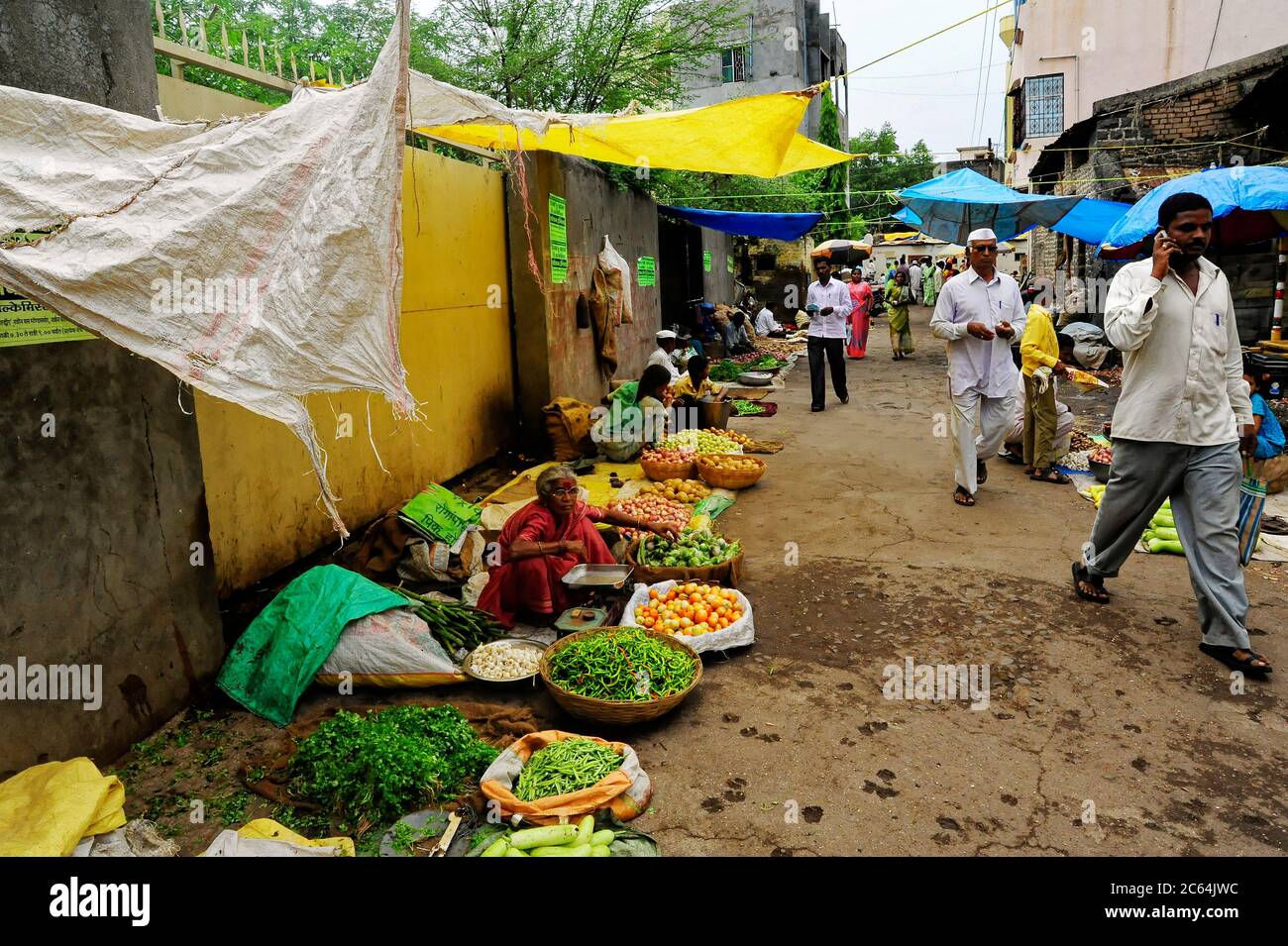 Street vendors selling fruits vegetables hi-res stock photography and images - Alamy