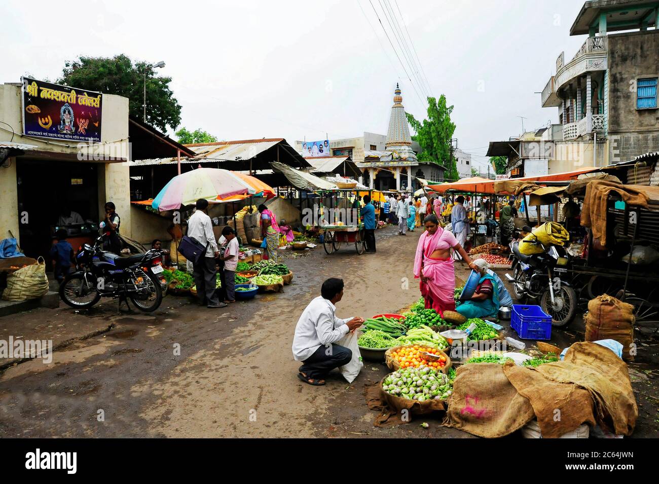 Street vendors selling fruits vegetables hi-res stock photography and images - Alamy