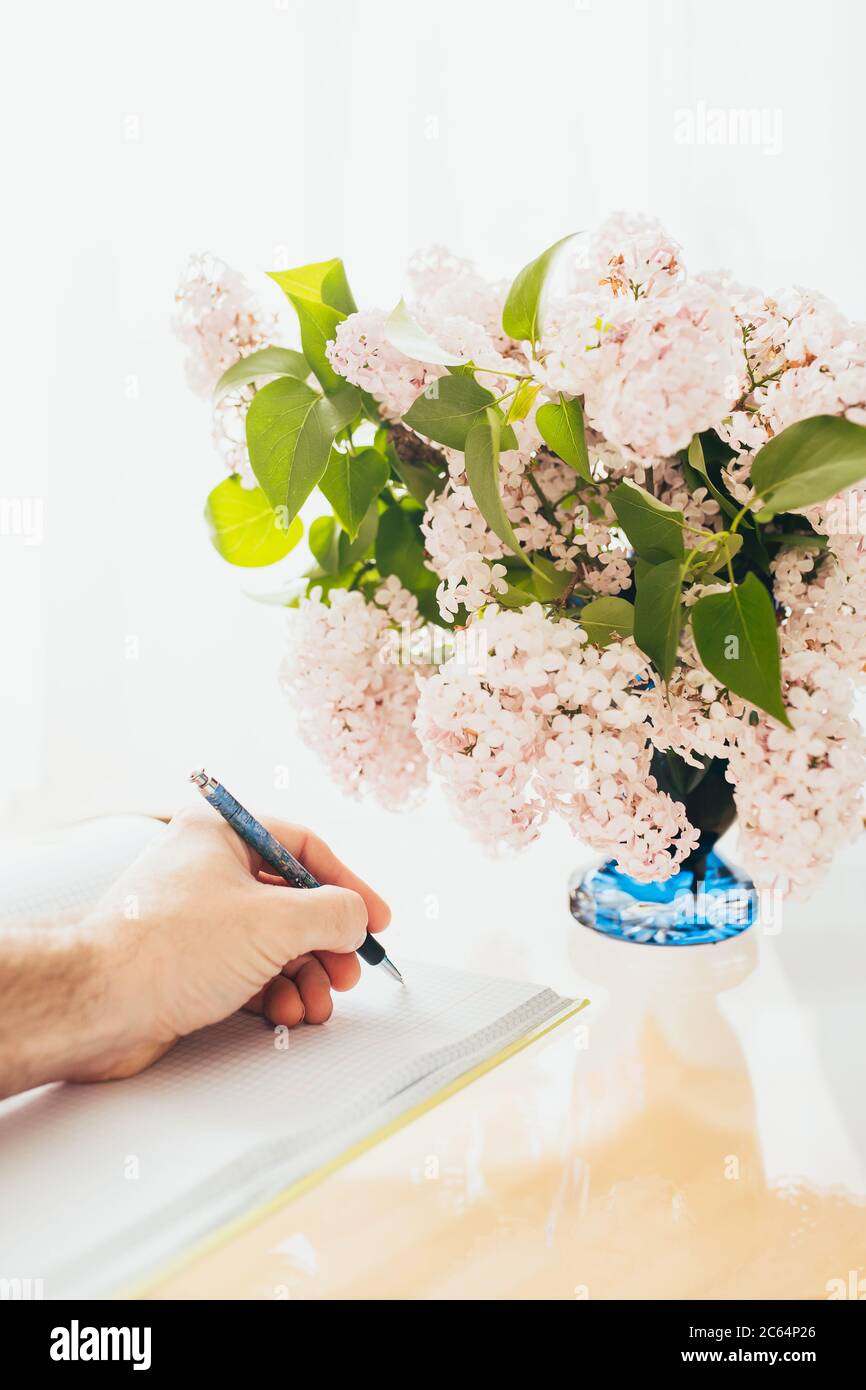 Hands drawing in note book hi-res stock photography and images - Alamy