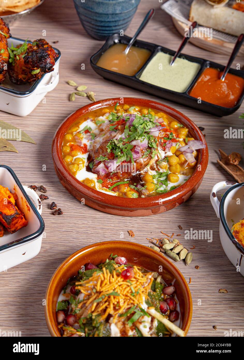 Samosa in plate hi-res stock photography and images - Alamy