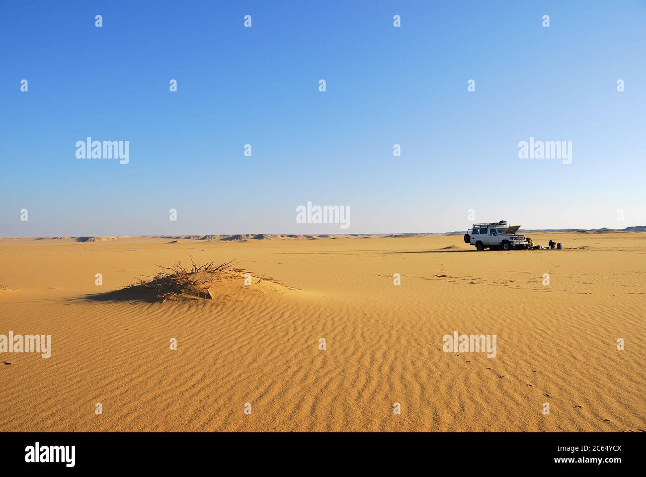 Sahara Desert safari off-road vehicle parking for camp into the sand ...
