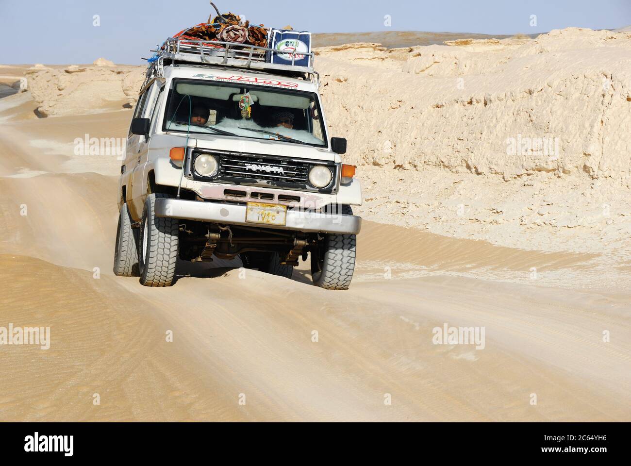 EGYPT, SAHARA - DEC 26, 2008: Off-road car shown in the Tent valley ...