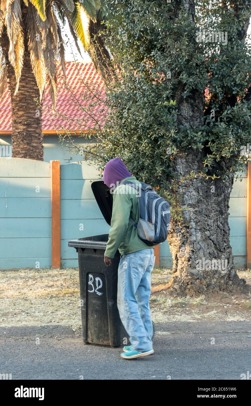 Dustbin man hi-res stock photography and images - Alamy