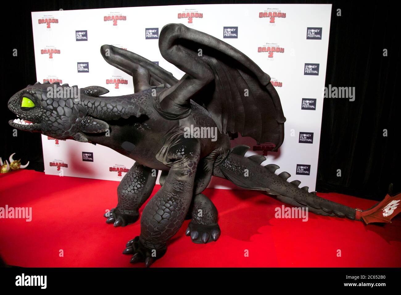 Toothless the dragon arrives on the red carpet at the Australian ...