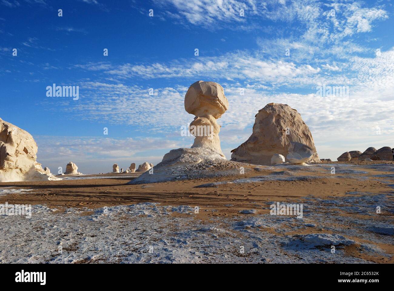 The limestone formation in White desert, Sahara, Egypt Stock Photo - Alamy