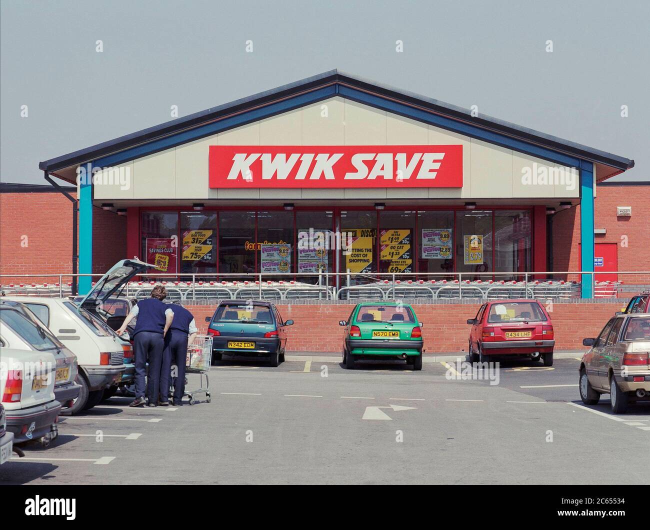 Shoppers at Kwiksave supermarket, Mold, North Wales, UK Stock Photo - Alamy