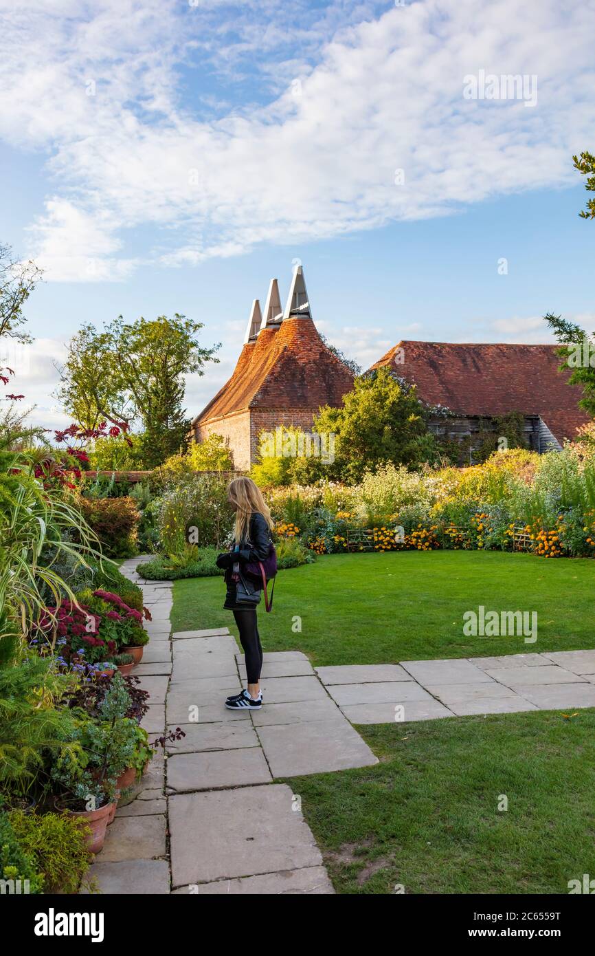 Colourul Autumn Views of Christopher Lloyds famous garden Great Dixter ...