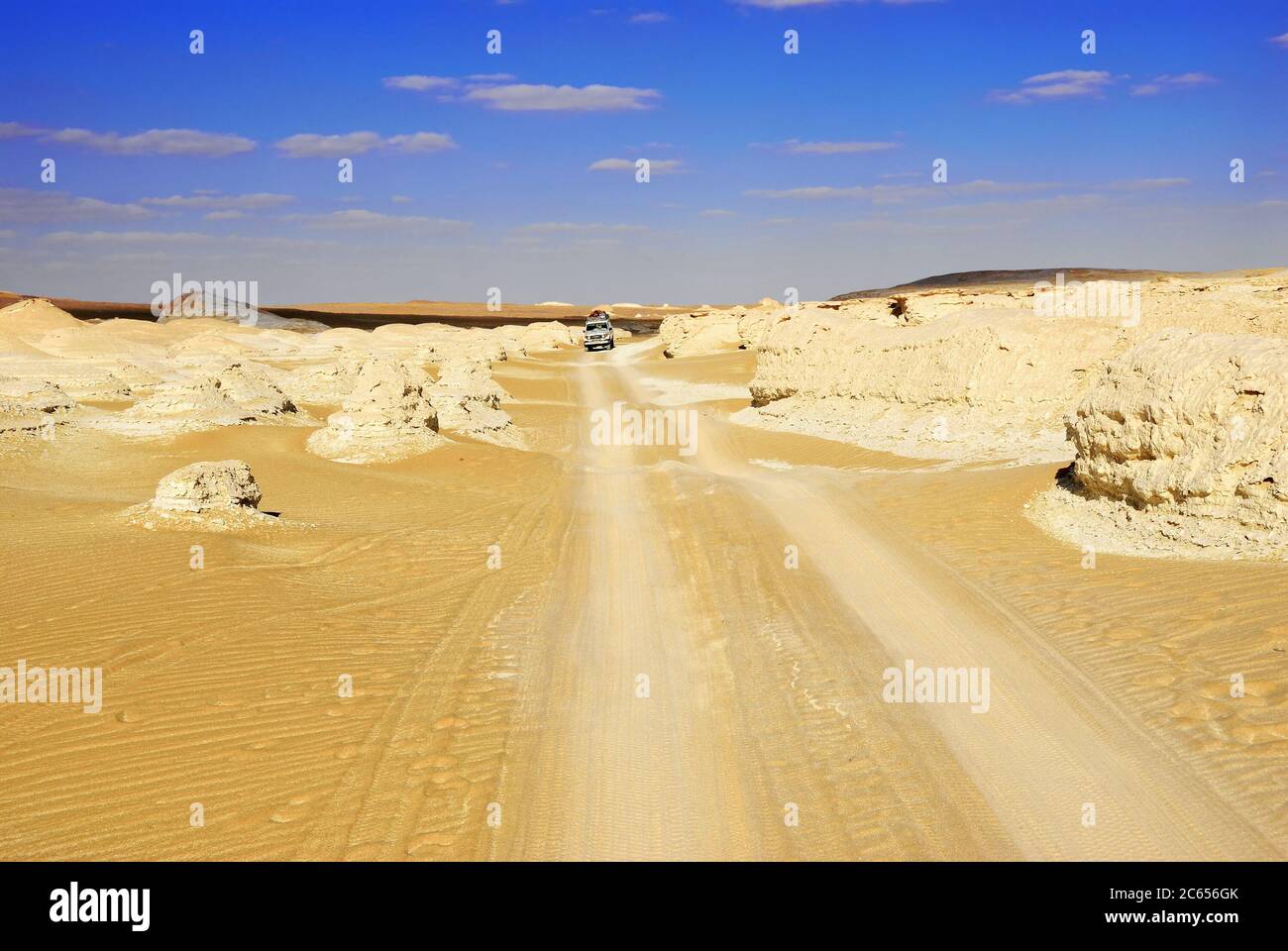 EGYPT, SAHARA - DEC 26, 2008: Off-road car shown in the Tent valley ...