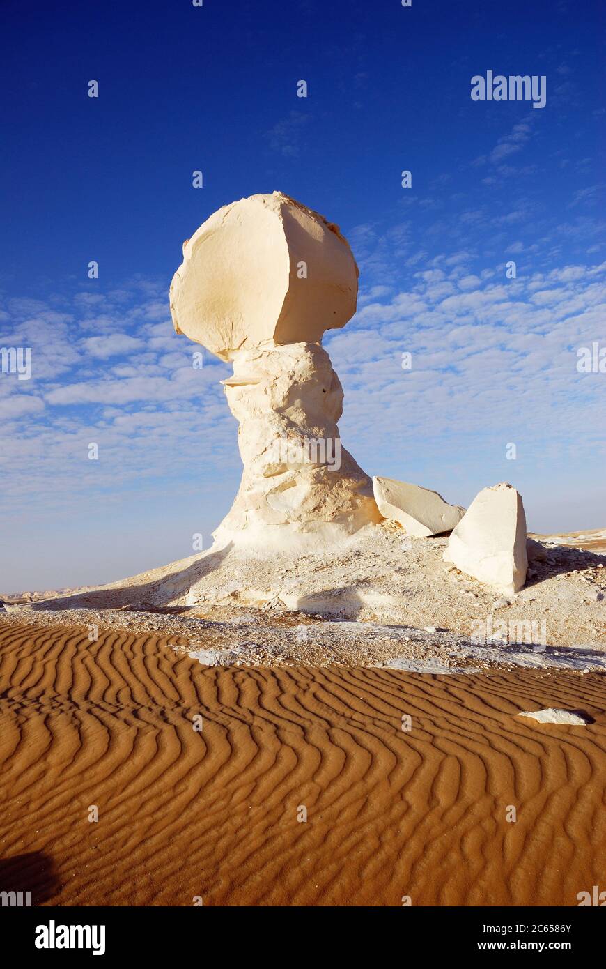 The limestone formation in White desert, Sahara, Egypt Stock Photo - Alamy