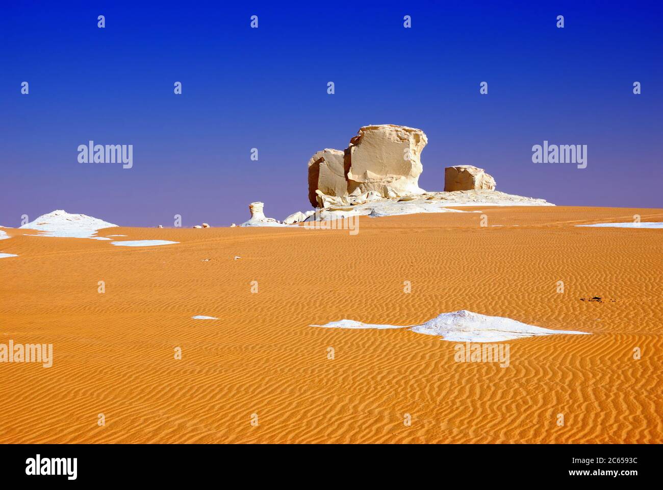 The limestone formation in White desert, Sahara, Egypt Stock Photo - Alamy