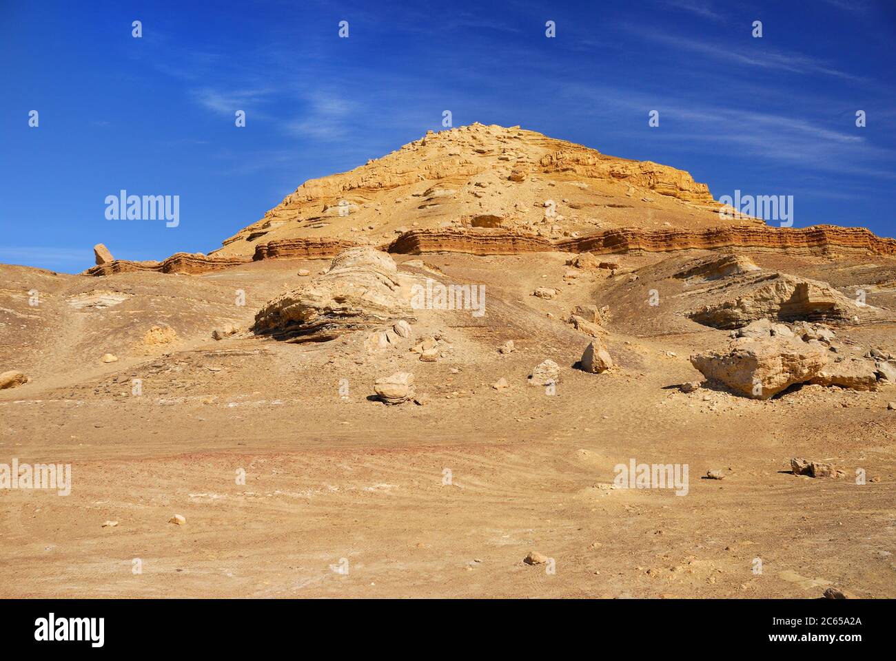 Pyramid mount in desert hi-res stock photography and images - Alamy