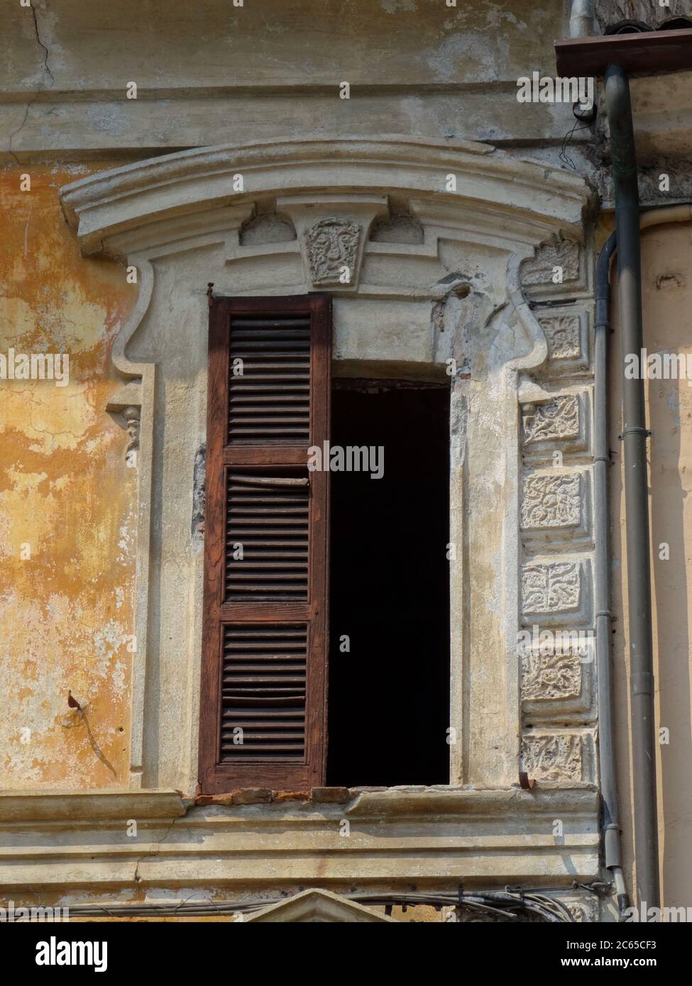 Open shutter hi-res stock photography and images - Alamy