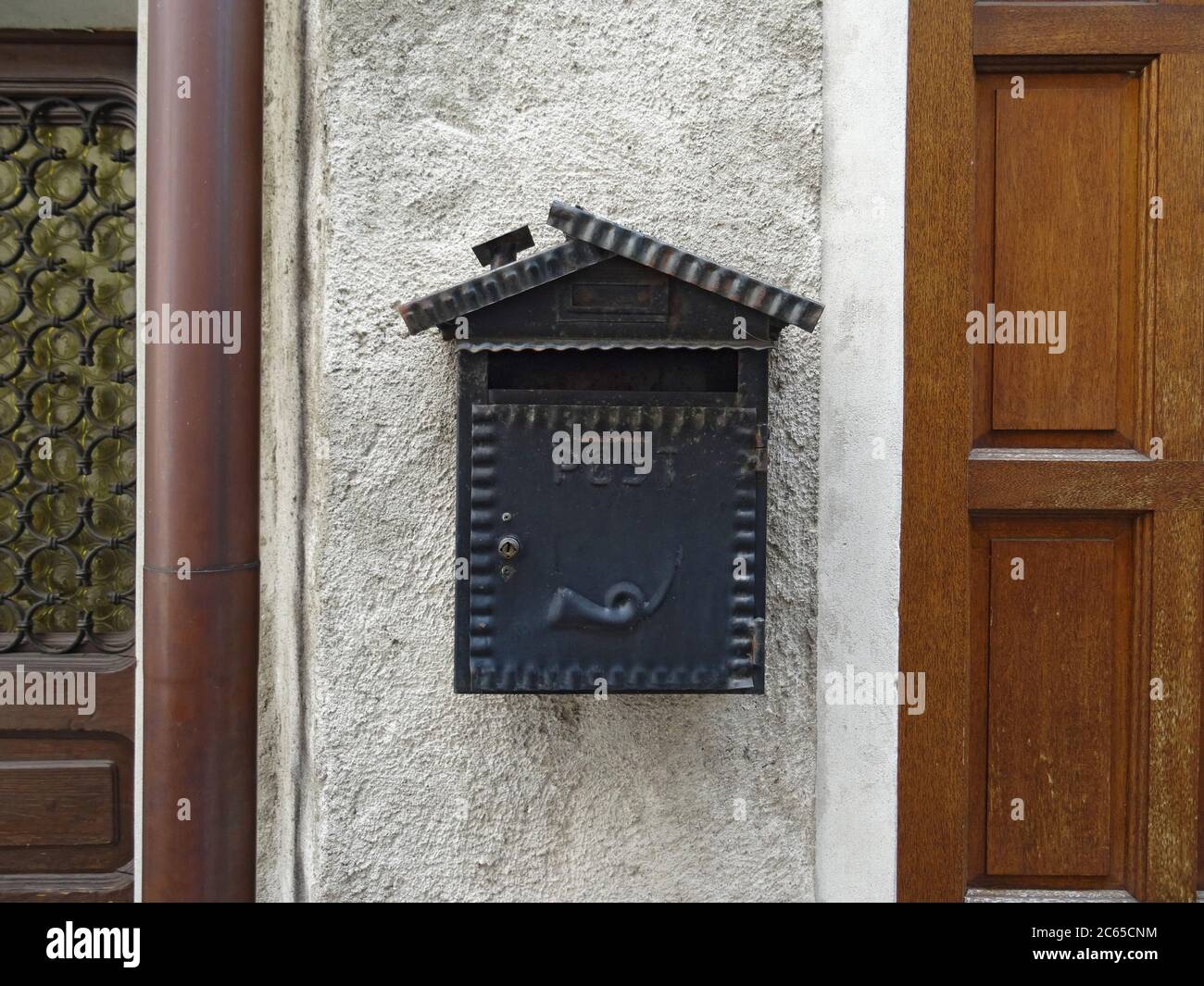 Old italian post box hi-res stock photography and images - Alamy