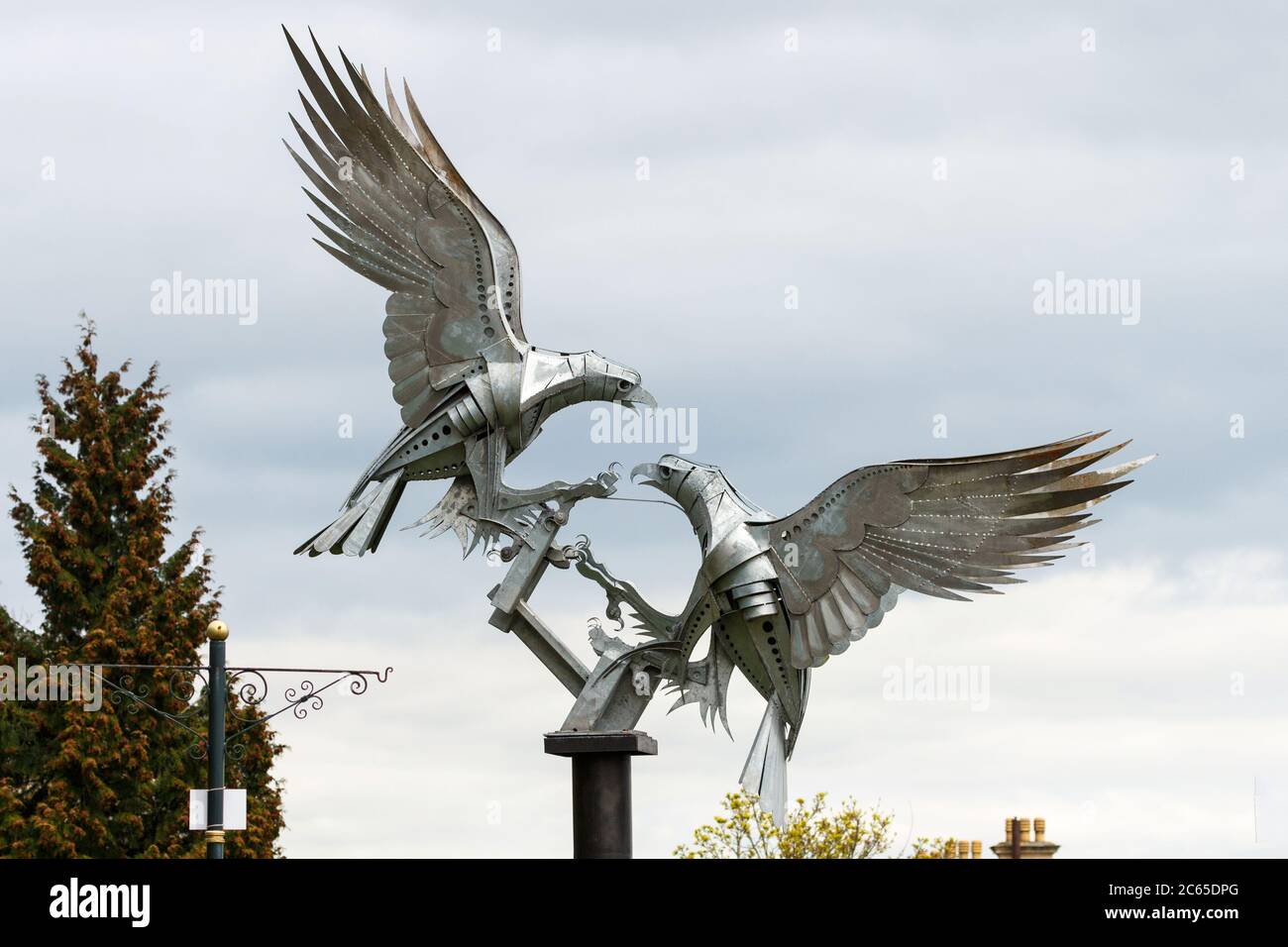 Buzzard sculpture hi-res stock photography and images - Alamy