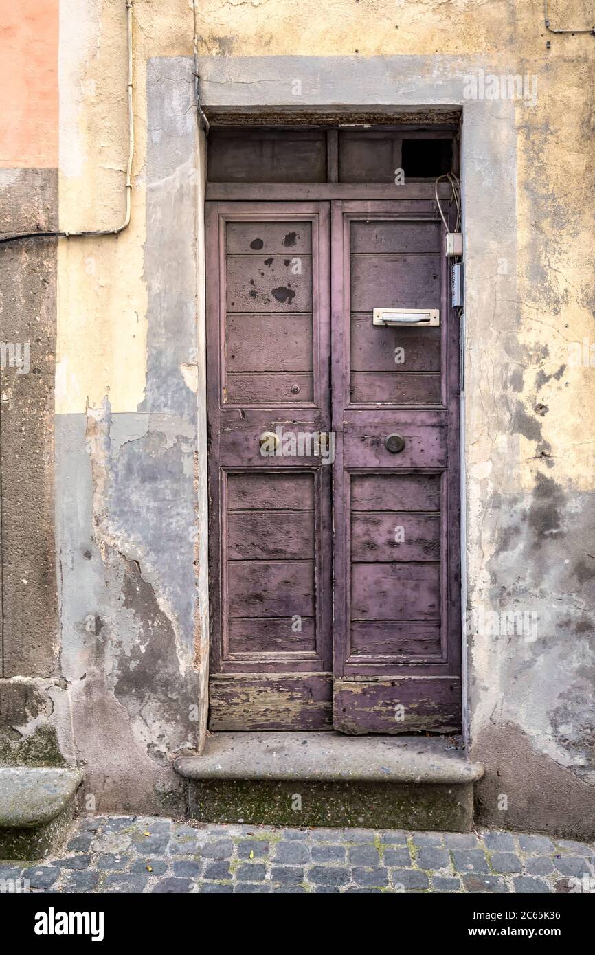 Antique classic old wood gate at Rome, Italy Stock Photo - Alamy