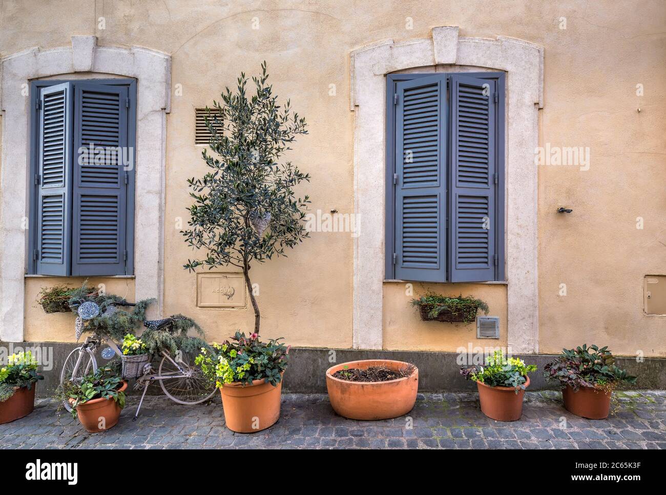 Antique classic old wood gate at Rome, Italy Stock Photo - Alamy