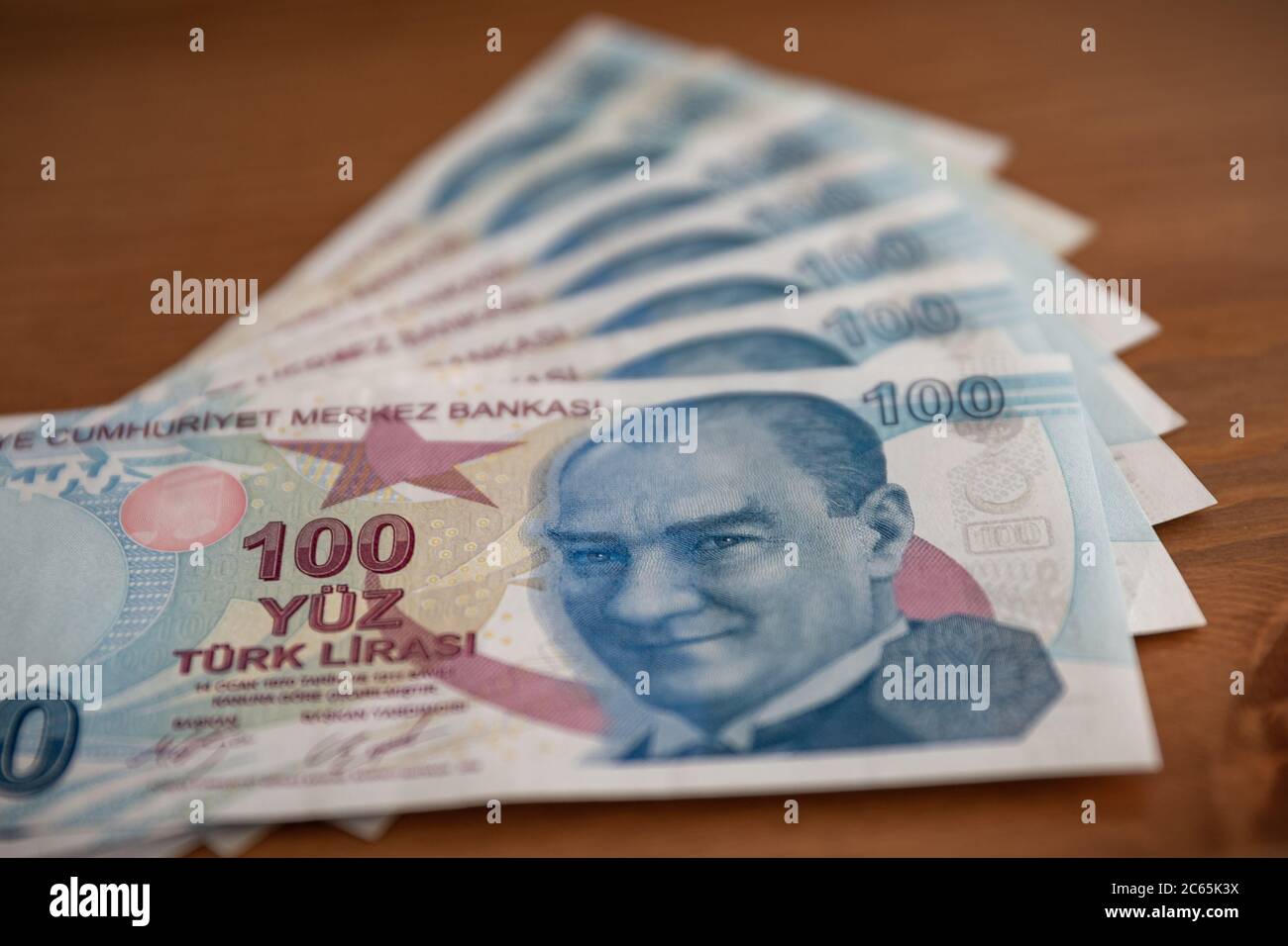 Bunch of 100 Turkish Currency Lira Banknotes Stock Photo - Alamy