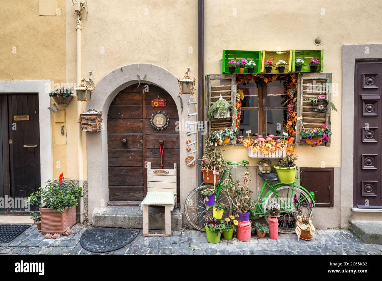 Antique classic old wood gate at Rome, Italy Stock Photo - Alamy