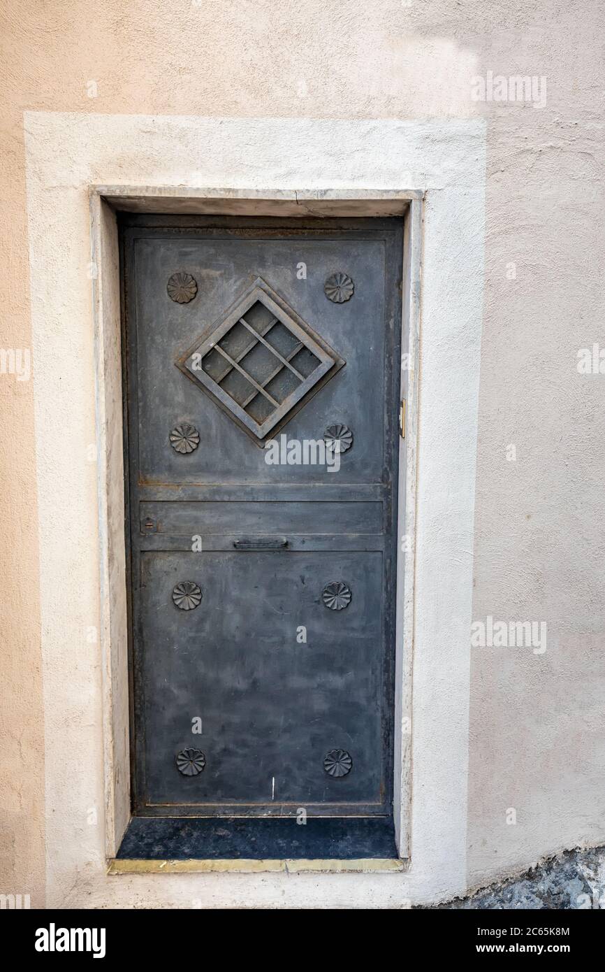 Antique classic old wood gate at Rome, Italy Stock Photo - Alamy