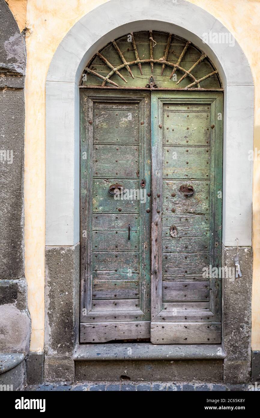 Antique classic old wood gate at Rome, Italy Stock Photo - Alamy