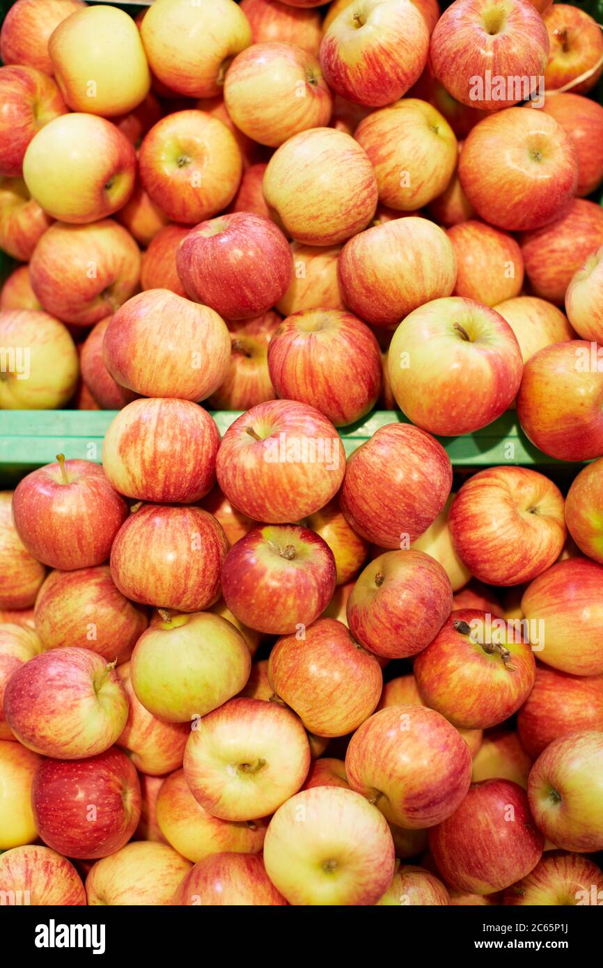 A lot of fresh Gala apples in a pile in the supermarket Stock Photo - Alamy