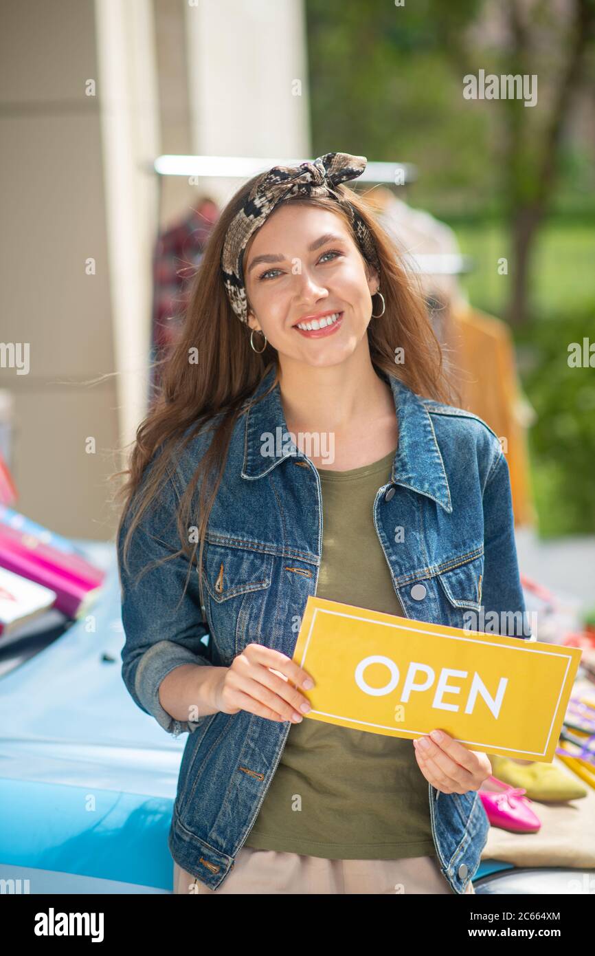 Beautiful woman opening car hi-res stock photography and images - Alamy