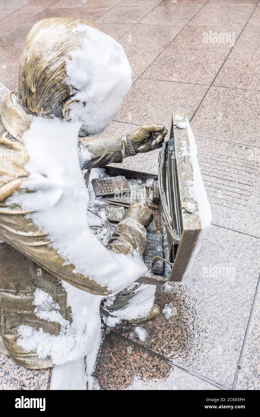 Bronze figure 'Man with briefcase' in New York, USA Stock Photo - Alamy