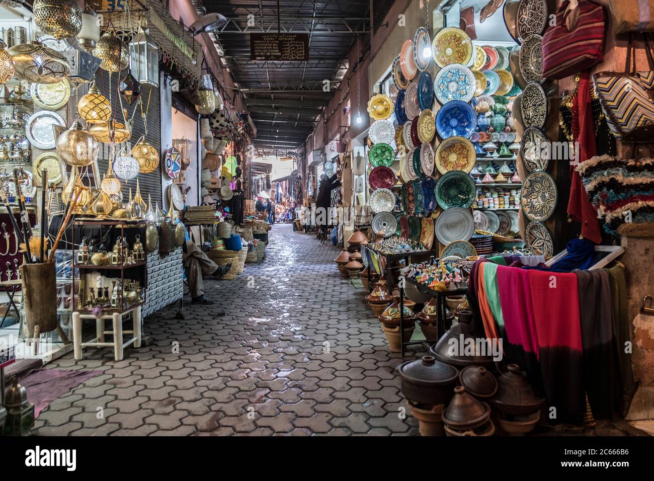Lamps and souvenirs store hi-res stock photography and images - Alamy