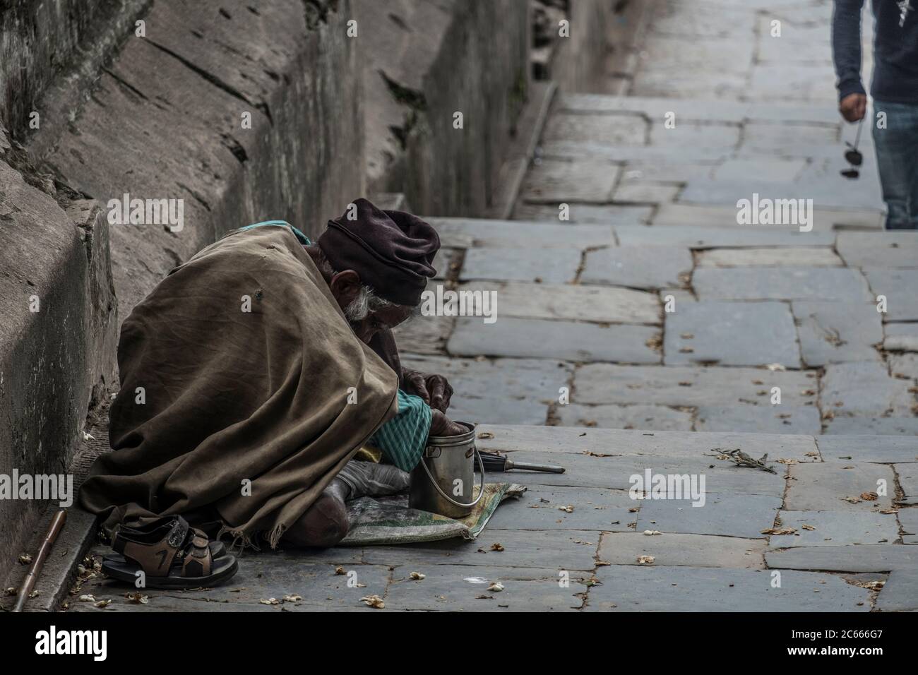 Beggars begging temple hi-res stock photography and images - Alamy