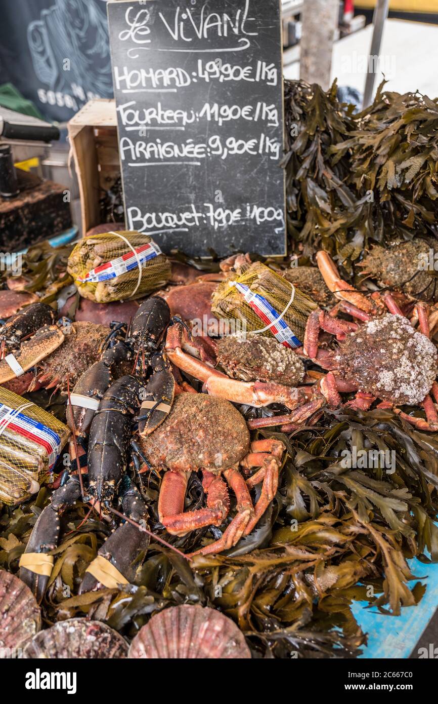 Paris fish market seafood market hi-res stock photography and images ...