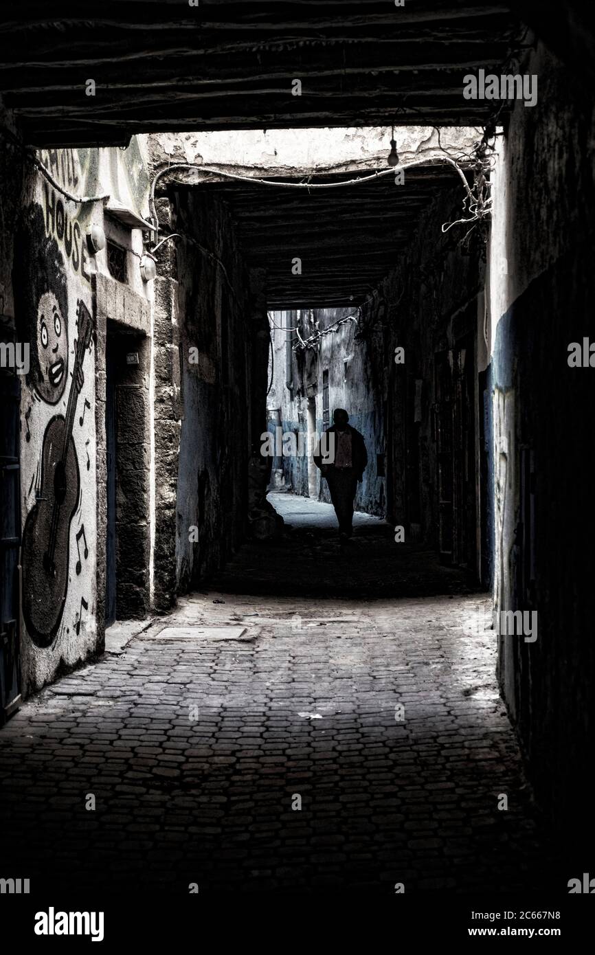 Graffiti dark alley hi-res stock photography and images - Alamy