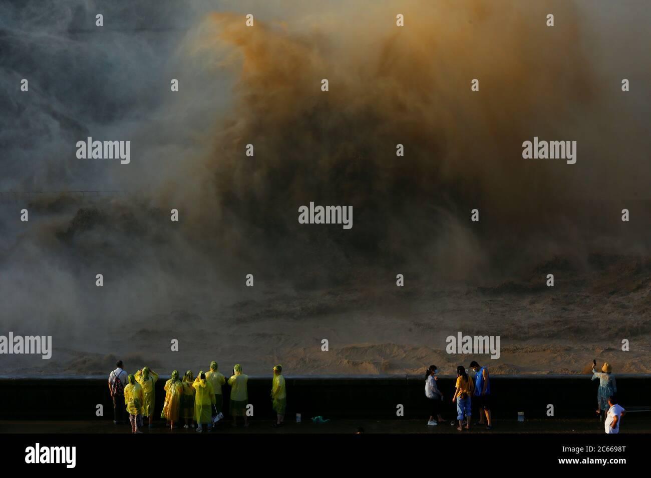 The Xiaolangdi reservoir is discharge water and desilting in the flood ...