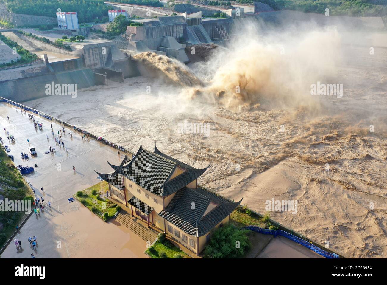 The Xiaolangdi reservoir is discharge water and desilting in the flood ...