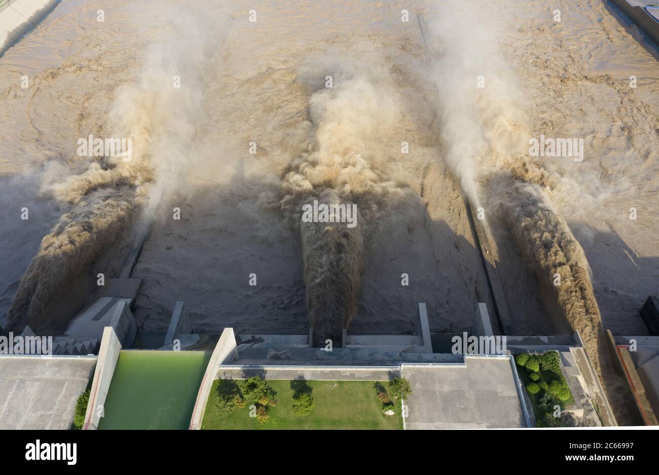 The Xiaolangdi reservoir is discharge water and desilting in the flood ...