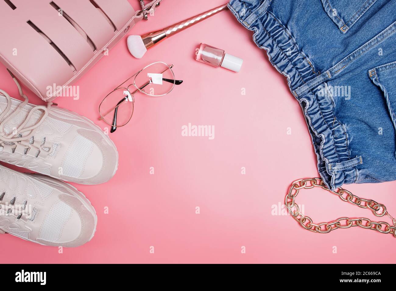 Fashion pink hi-res stock photography and images - Alamy