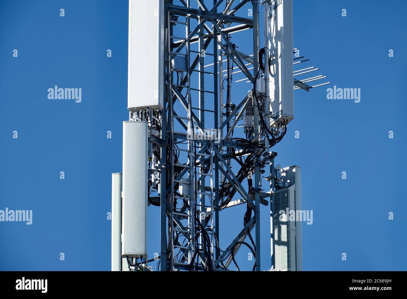 Cellular base station building equipment hi-res stock photography and ...