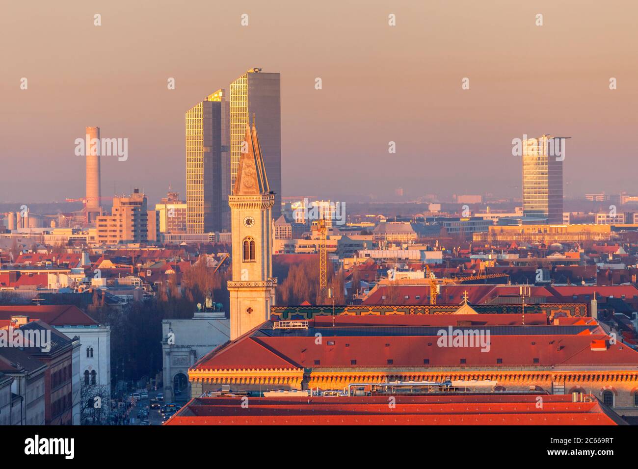 Looking north over munichs old town to the highlight towers hi-res ...