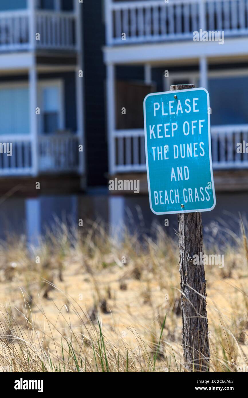 Please use walkway sign hi-res stock photography and images - Alamy