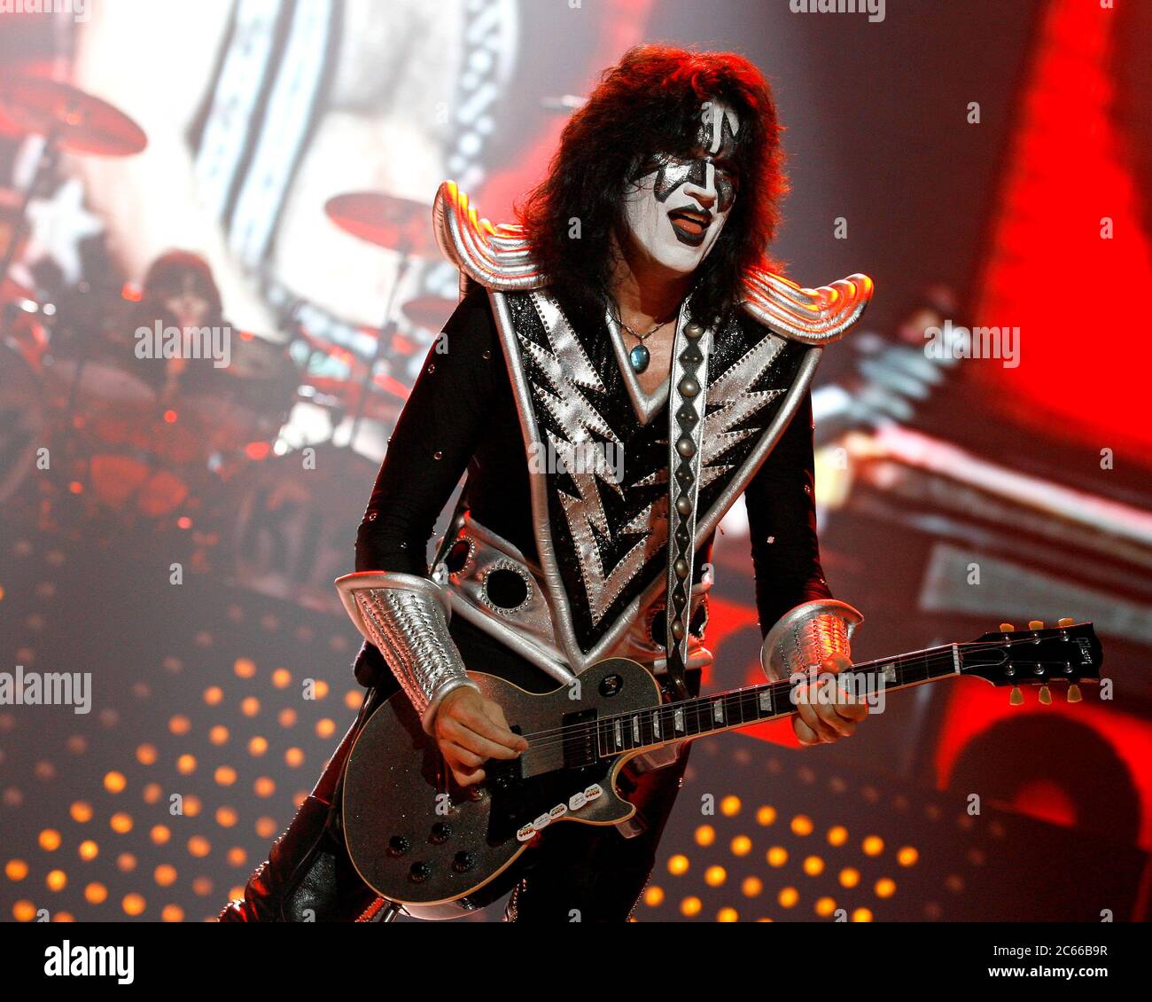 Tommy Thayer Kiss High Resolution Stock Photography and Images - Alamy